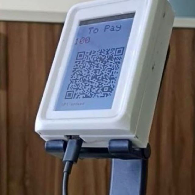 Dynamic QR Code Display with PLA Plastic Enclosure